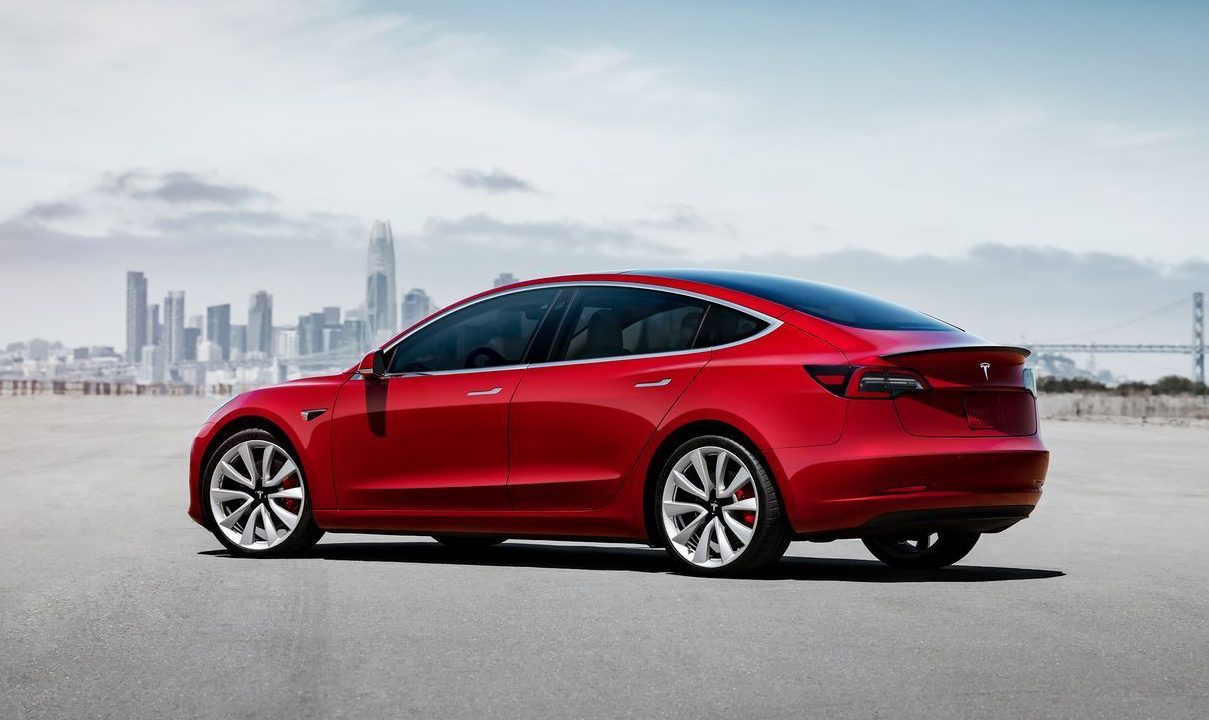 Tesla actualiza el diseño interior del Model 3 e incluye un volante con ...