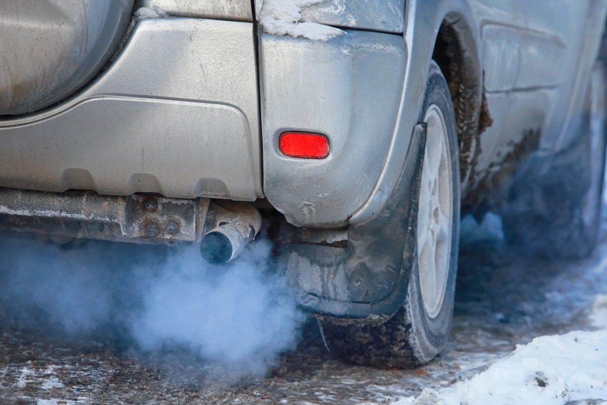Razones por las que tu auto expulsa humo azul del mofle - Siempre Auto