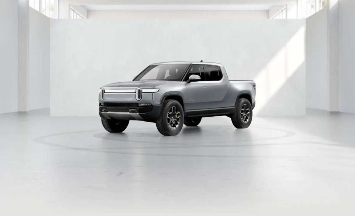 La Rivian R1T sufre su primer accidente al chocar con un Ford Explorer ...