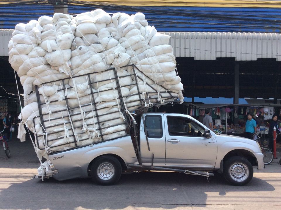 Qué puede pasar si pones carga de más en tu pickup - Siempre Auto