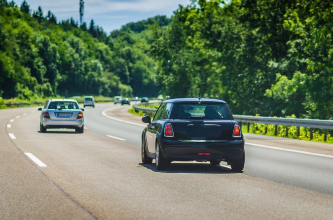 Cómo rebasar correctamente a otro auto en la carretera - Siempre Auto