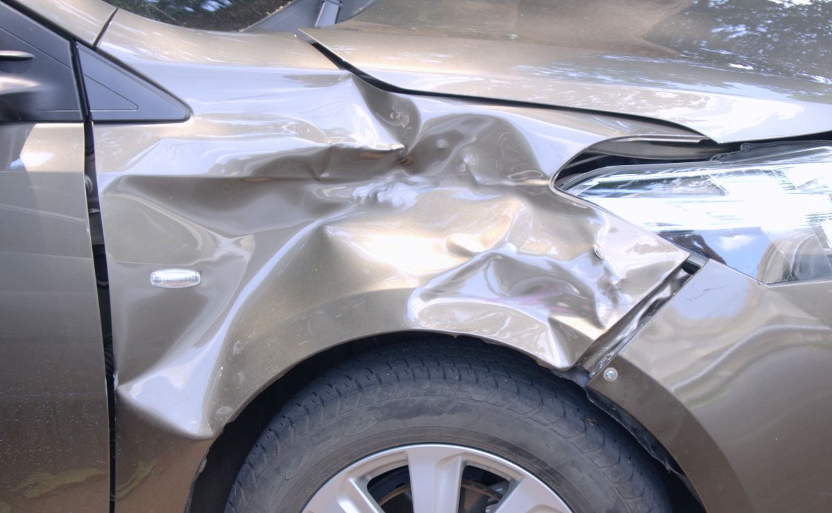 Este video demuestra como es posible reparar el guardabarros de un auto ...