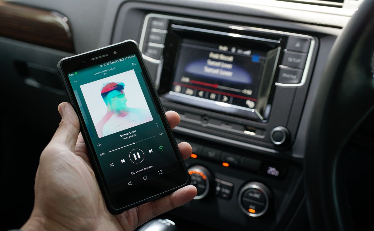 3 formas de reproducir música en tu auto desde tu teléfono - Siempre Auto