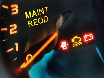 Qué significa Maint REQD en español: la señal en el tablero del carro ...