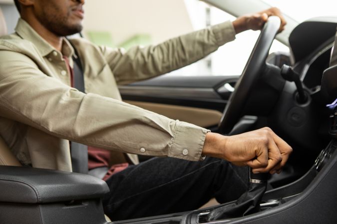¿Tener el auto en punto muerto ayuda a ahorrar combustible? - Siempre Auto