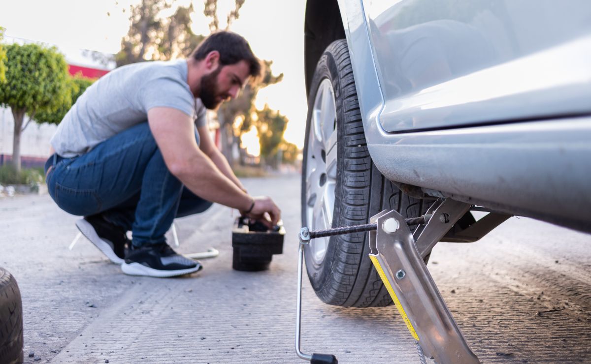 Cómo usar el gato del auto para cambiar la llanta - Siempre Auto