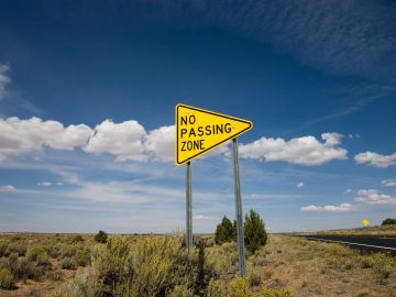 Señal en forma de banderín: significado del letrero - Siempre Auto