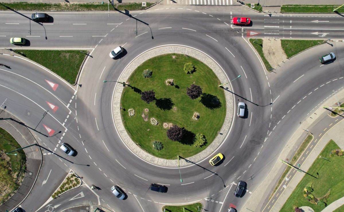 Cómo se debe circular en una rotonda correctamente - Siempre Auto