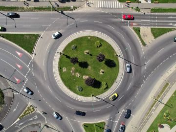 Cómo se debe circular en una rotonda correctamente - Siempre Auto