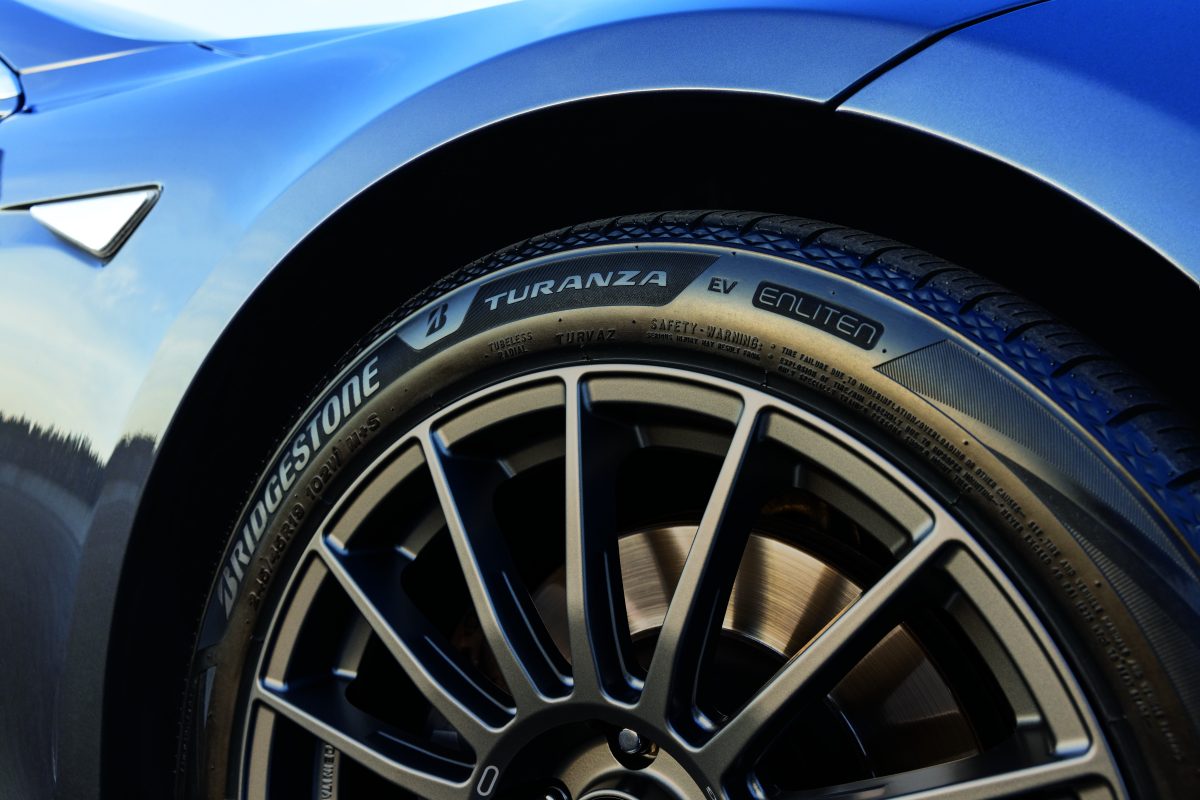 Bridgestone lanza su primer neumático específico para autos eléctricos ...