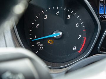 10 razones por las que se enciende la luz de Check Engine: causas y ...