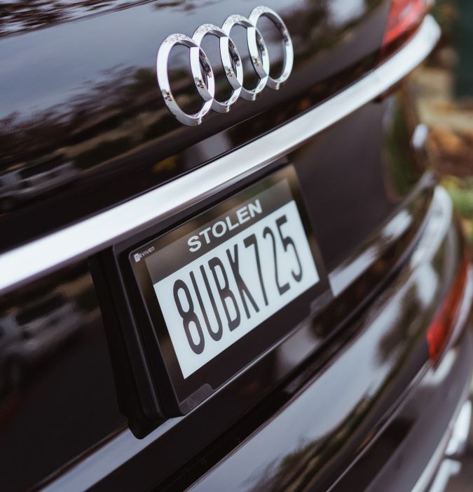 Adiós a la placa metálica: qué marcas ofrecen matrículas digitales - Siempre Auto