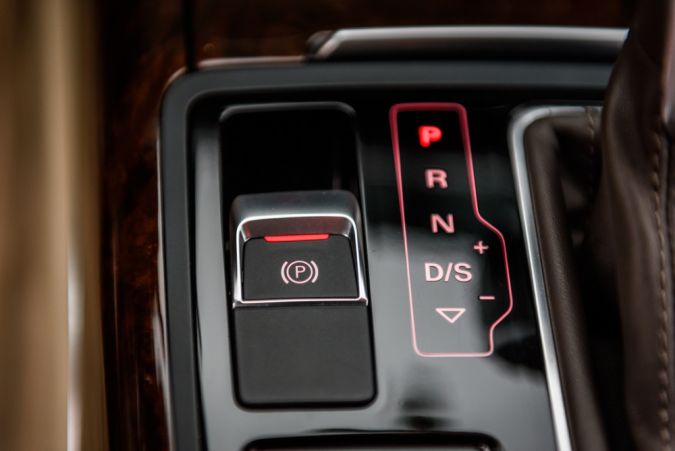 Cómo estacionar en pendientes con carro automático - Siempre Auto