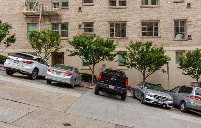 Cómo estacionar en pendientes con carro automático - Siempre Auto