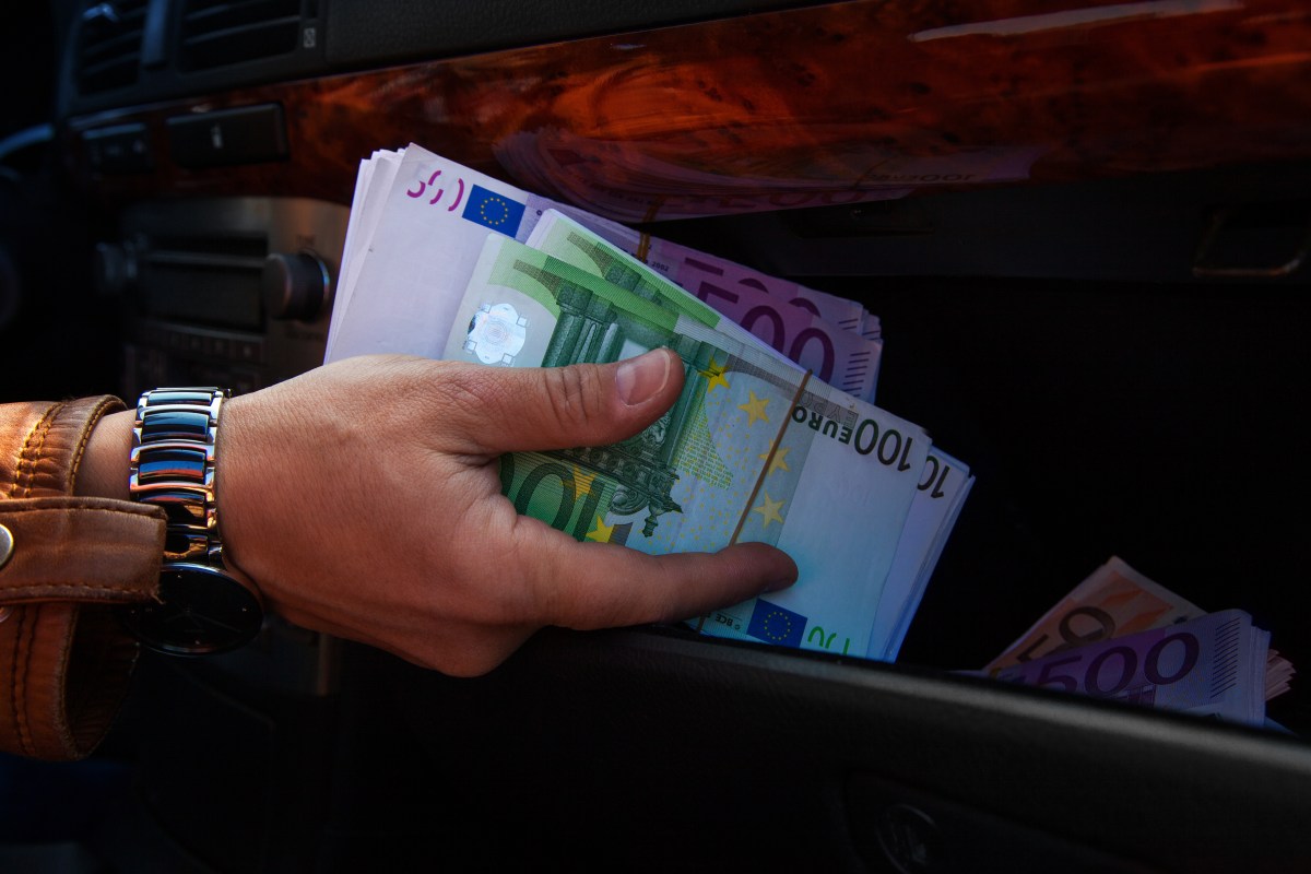 3 cosas que nunca debes dejar en la guantera del auto - Siempre Auto
