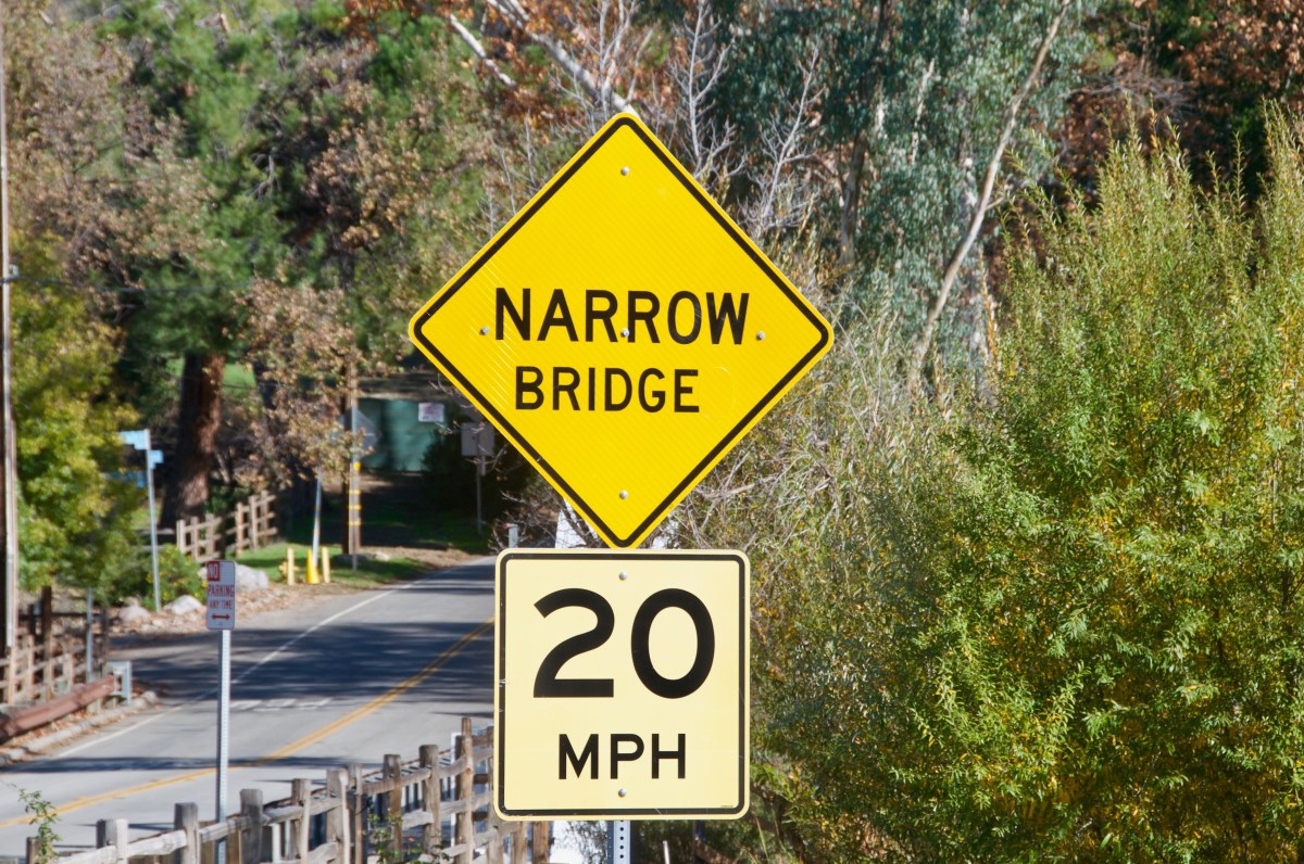 Qué significa la señal Narrow Bridge y qué hacer - Siempre Auto