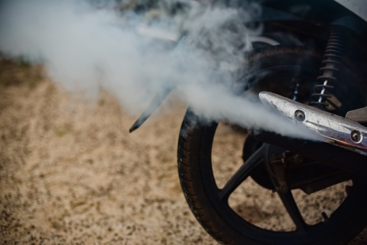 Las 5 causas del humo blanco en motos y cómo resolverlas - Siempre Auto