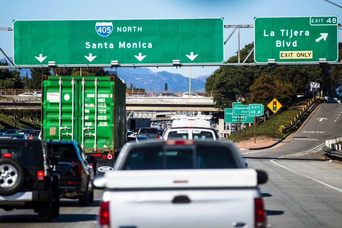 Diferencias de conducir en EE.UU. vs Latinoamérica - Siempre Auto