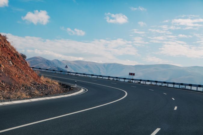 Cómo conducir en curvas y pendientes como un profesional - Siempre Auto