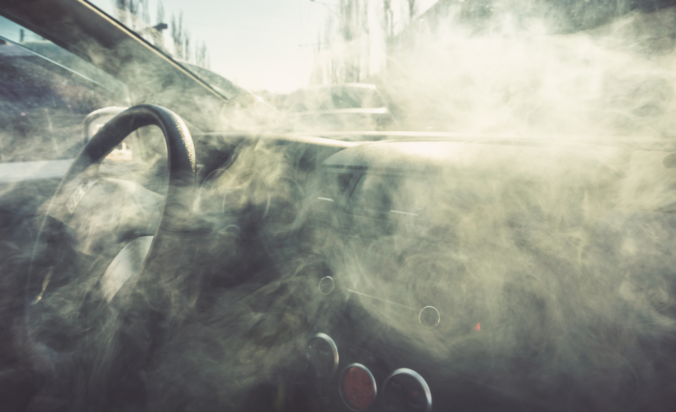 Humo dentro del auto: cómo detectar y evitar un riesgo grave para tu ...